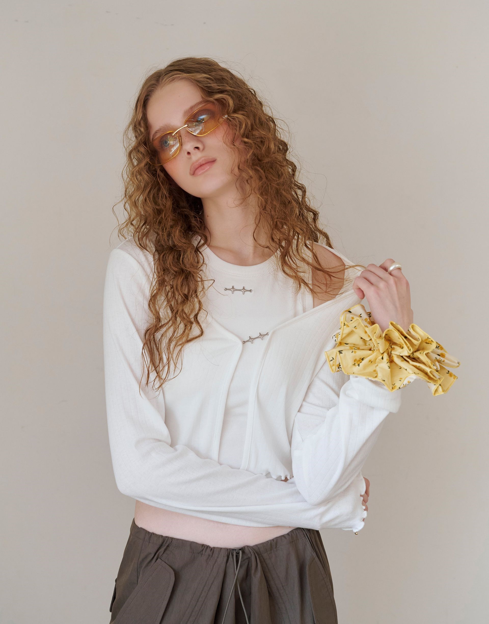 雙光芒金屬LOGO V領捲邊上衣 ｜ PAZZO 生活好感衣著