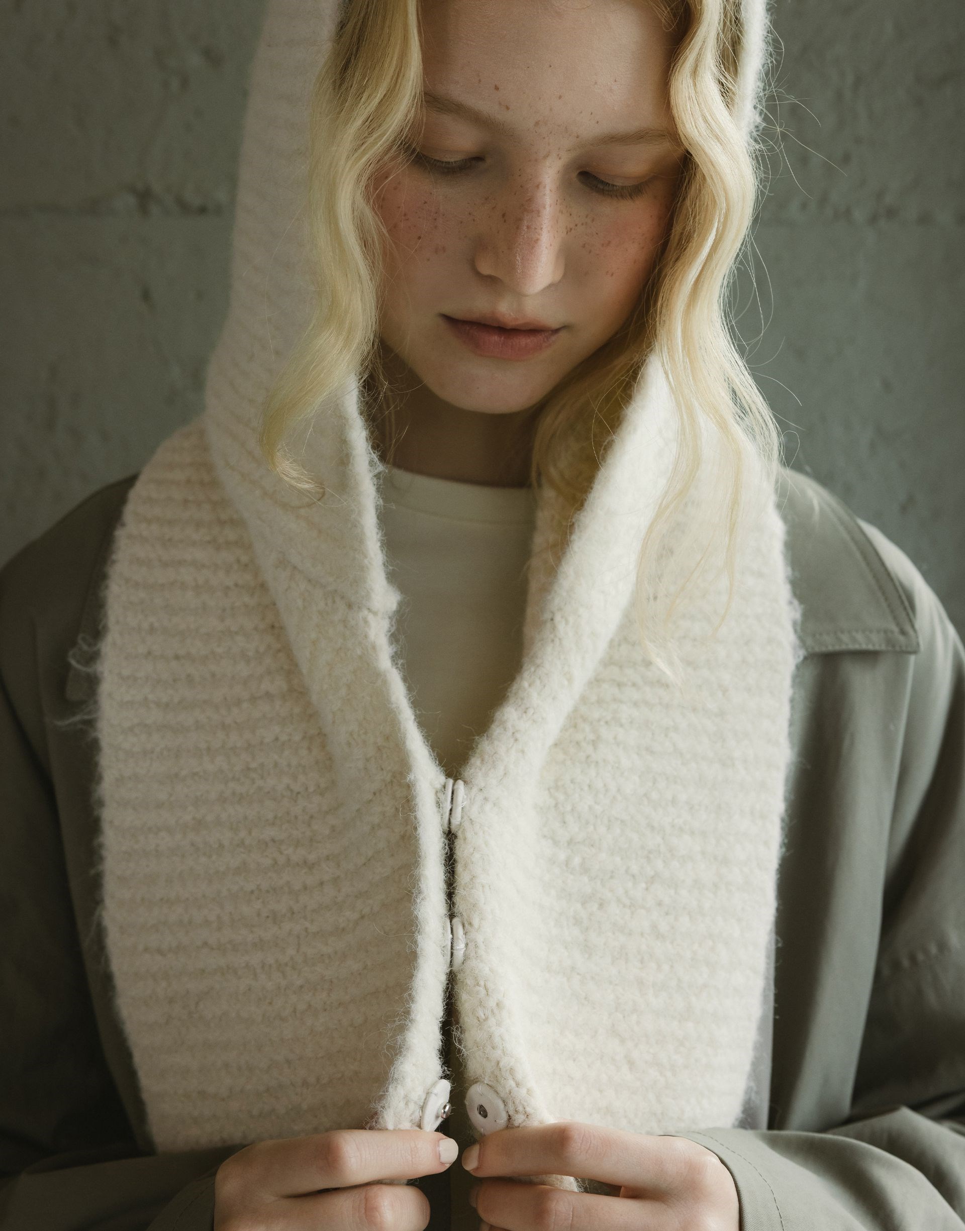 品牌LOGO磨毛感排釦連帽圍巾 ｜ PAZZO 生活好感衣著