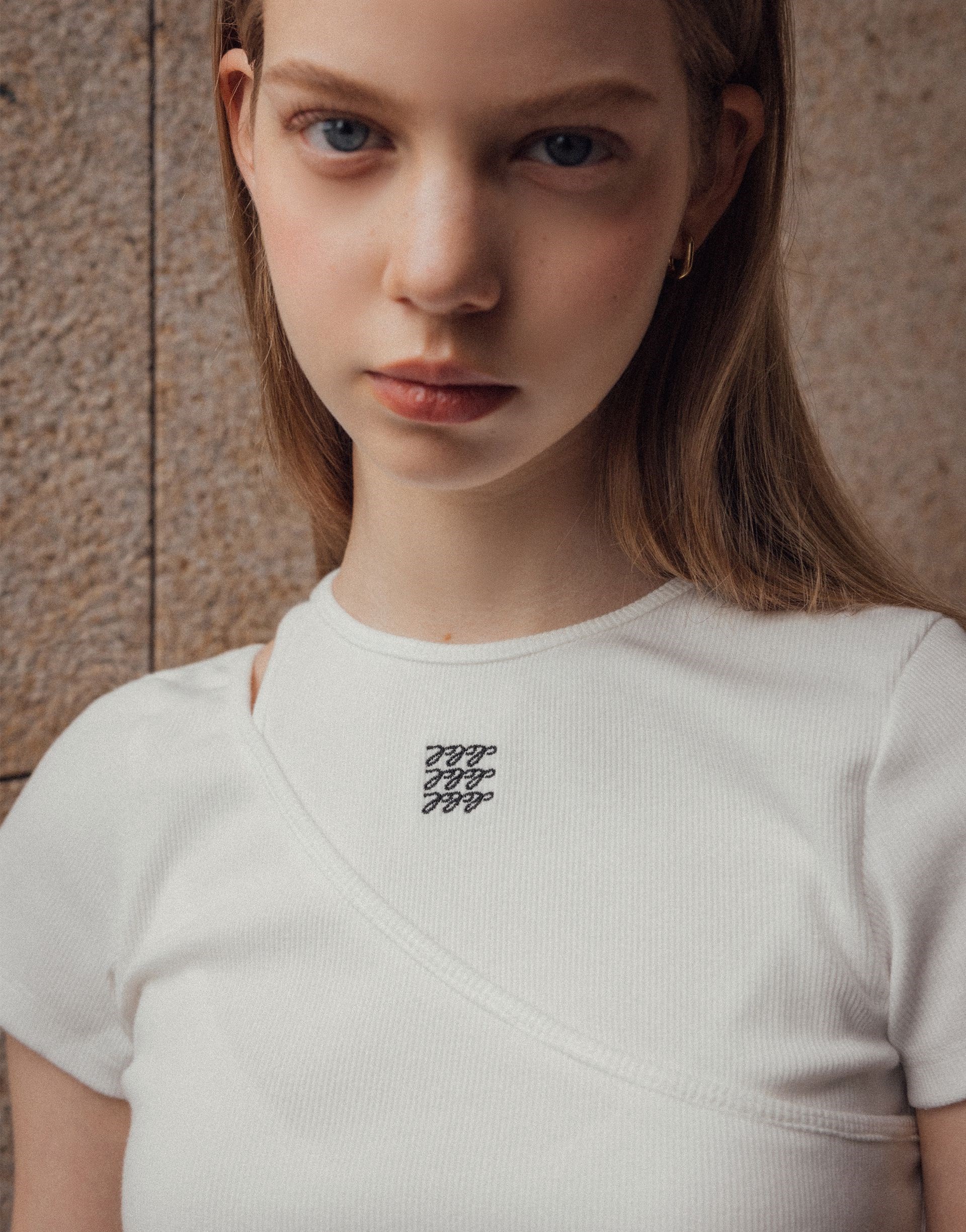 MIT品牌LOGO露肩造型羅紋假兩件上衣 ｜ PAZZO 生活好感衣著