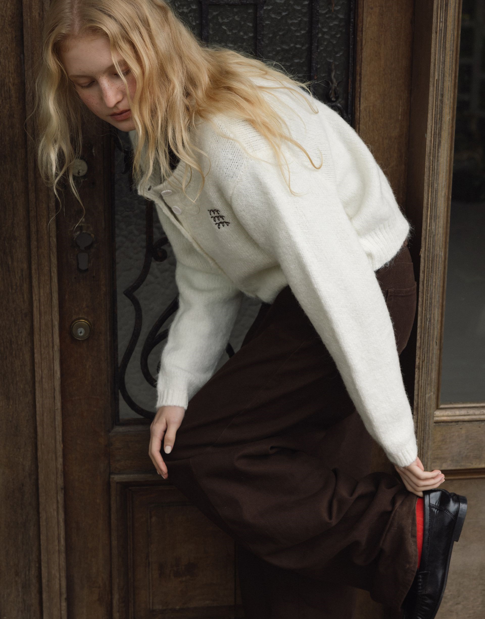 品牌LOGO刺繡磨毛感針織排釦毛衣 ｜ PAZZO 生活好感衣著